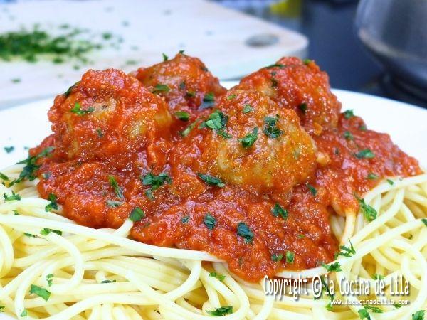 Espaguetis con albóndigas en salsa de tomate